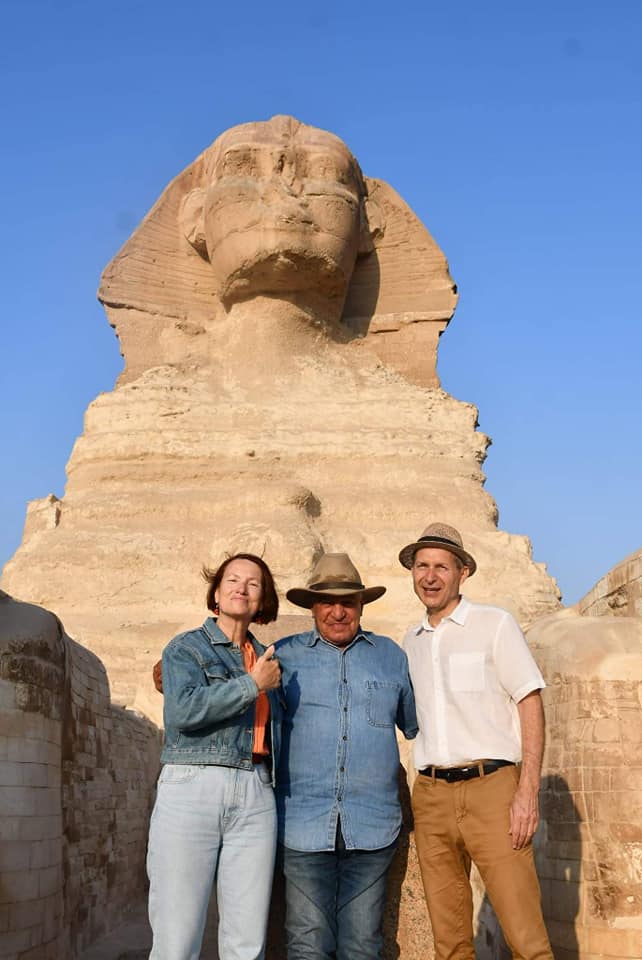 Zahi Hawass on tour with international artists at Great Pyramids on ...